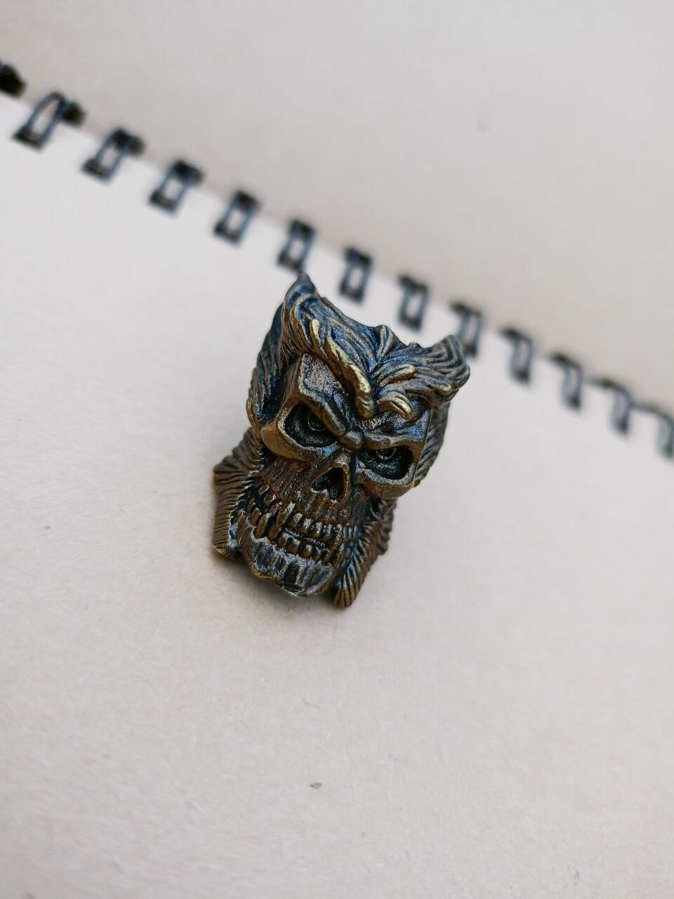 Бусина на темляк росомаха череп + 1 метр паракорда