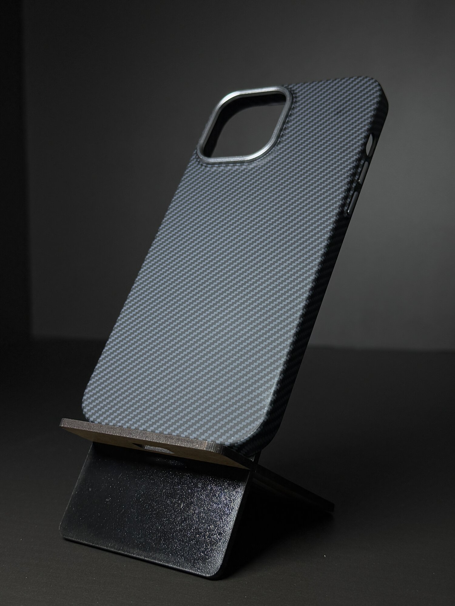 Чехол - накладка на Айфон 13 Про Макс с МагСейф из Кевлара / Чехол - накладка на iPhone 13 Pro Max с MagSafe Kevlar LUXO Life+ / MOSBROS, Классический черный, карбоновый