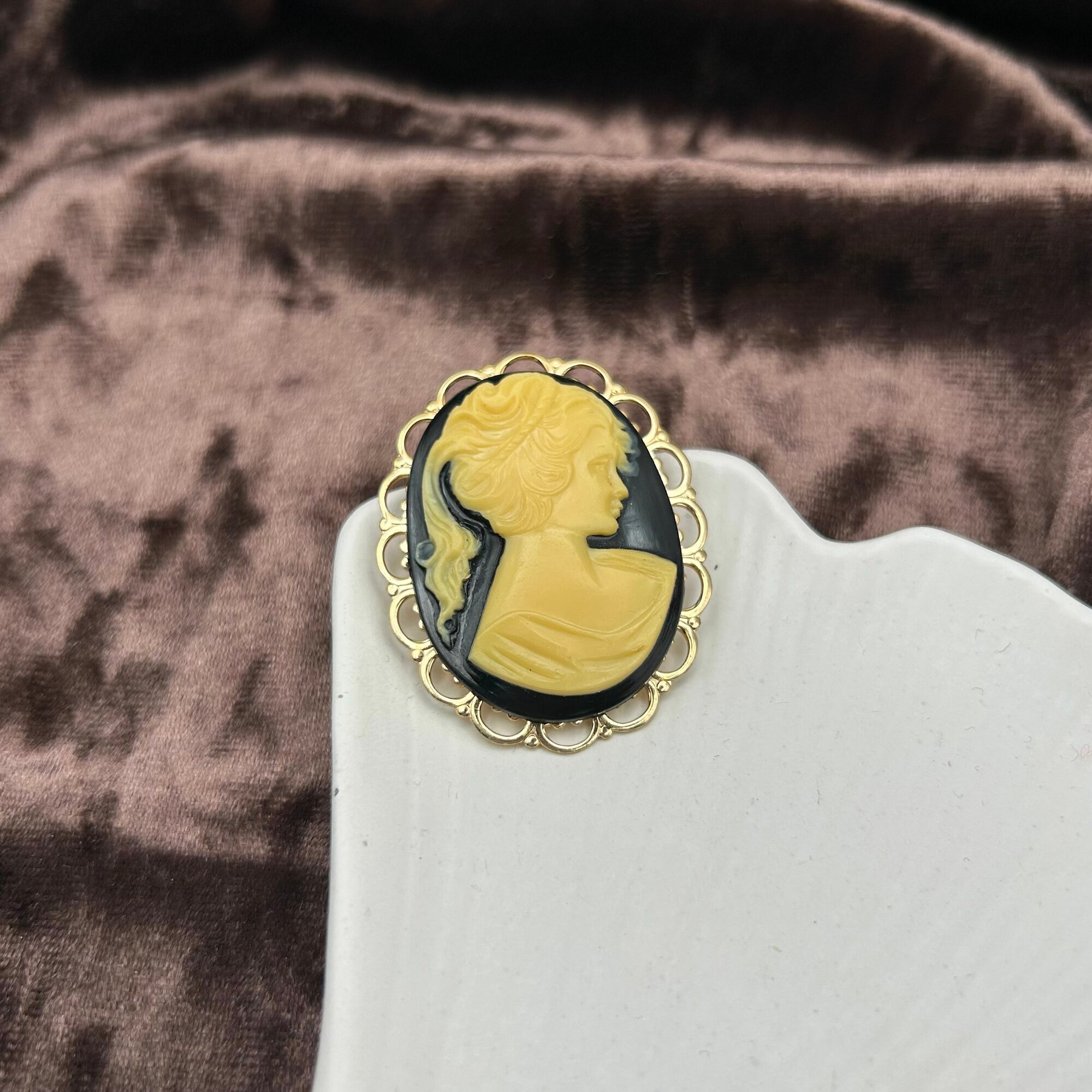 Советская винтажная брошь камея, позолота, пластик, клеймо, ценник
