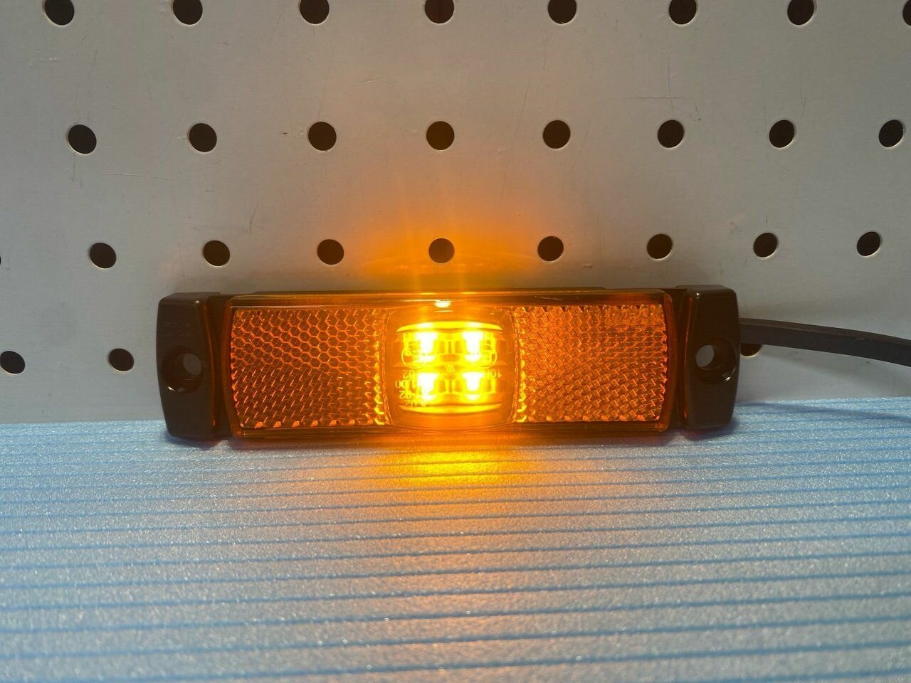 Фонарь габаритный жёлтого цвета LED с проводом 2x0,75 мм универсальный