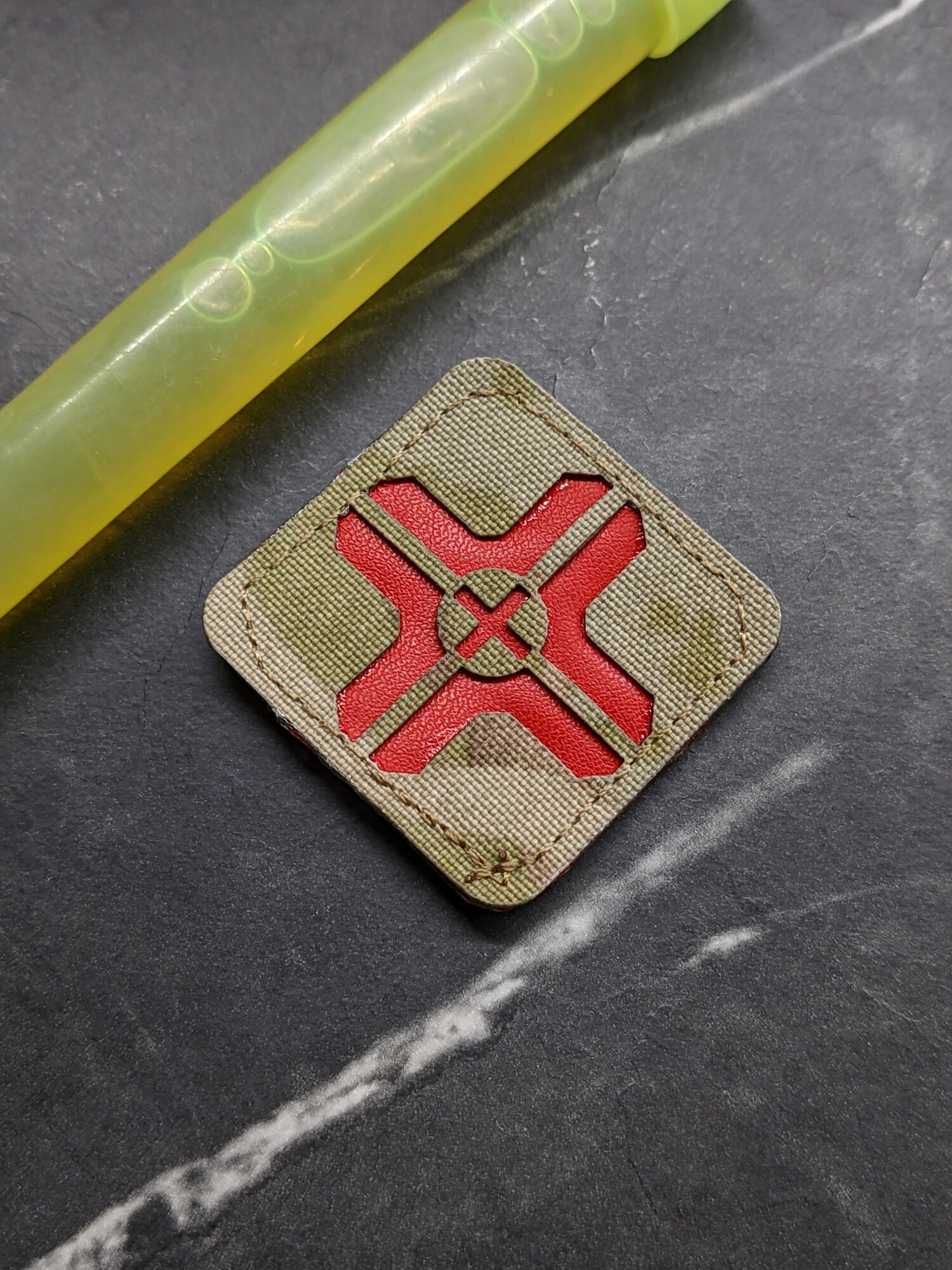 Тактическая нашивка "Медицинский крест", лазерная резка, оранжевая, светящаяся в темноте