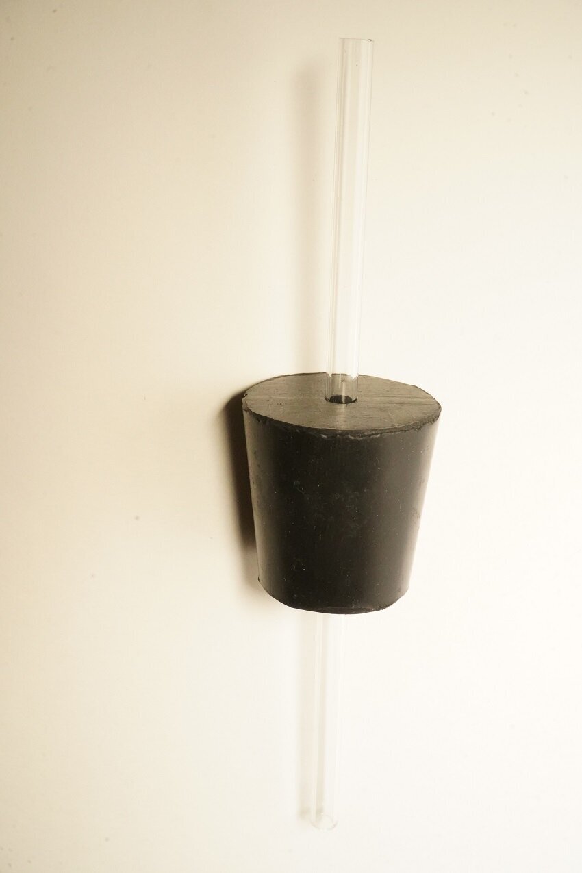 Пробка черная резиновая конусная № 45 со стеклянной трубкой диаметром 8 мм