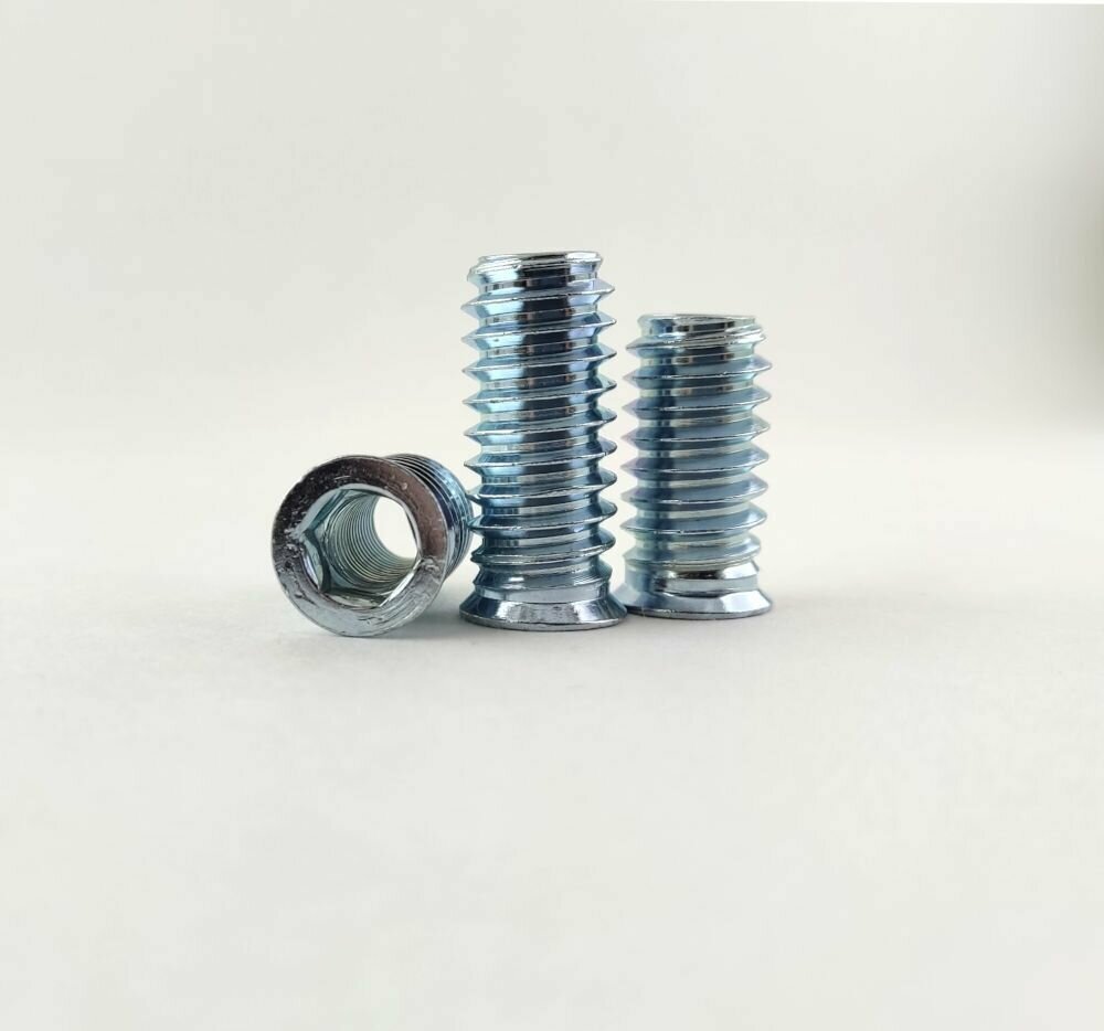 Втулка мебельная D12.5, М8х20 металлическая