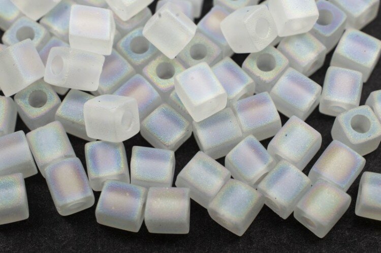 Бисер японский Miyuki Cube кубический 4мм #0131FR хрусталь, матовый радужный прозрачный, 10 грамм