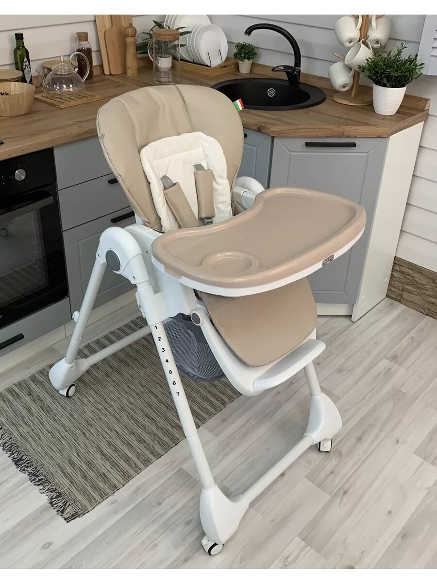 Стульчик для кормления ребенка Bella Baby складной бежевый на колесах с чехлом из экокожи