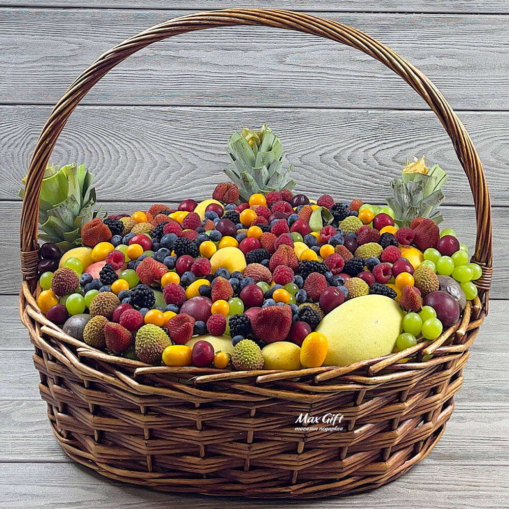 Фруктовая корзина с ягодами «Высшее общество»