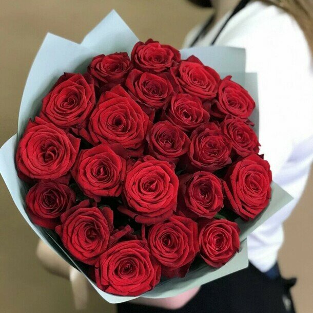 Букет "Well Flowers", круглый, 25 красных роз, в стильной пленке, XL, высота 50см, букет свежих цветов