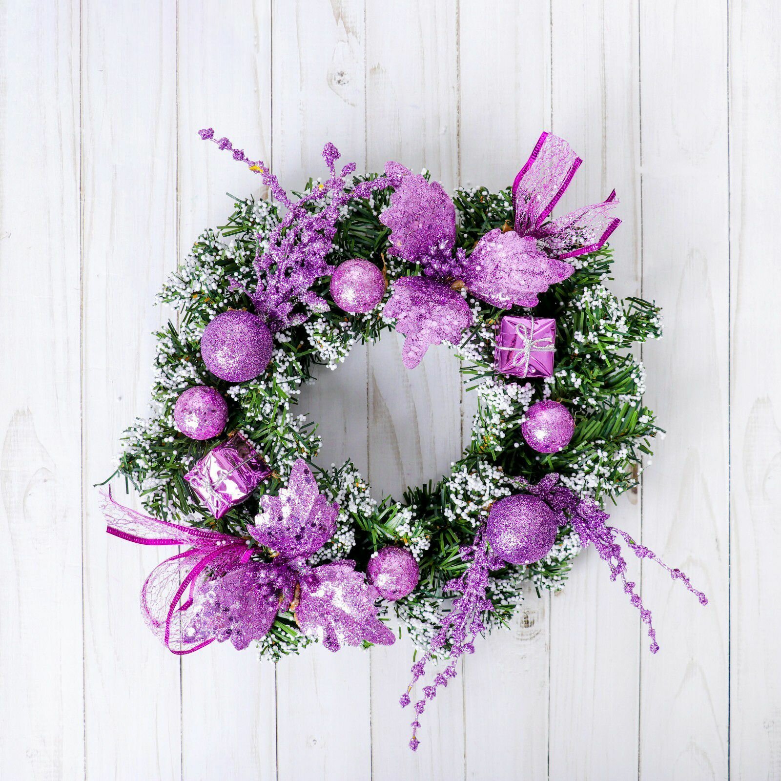 Новогодний венок "Шарики и цветы" 24 см, красивый уличный венок в сиреневом цвете, рождественское декоративное украшение на дверь для дома на Новый год