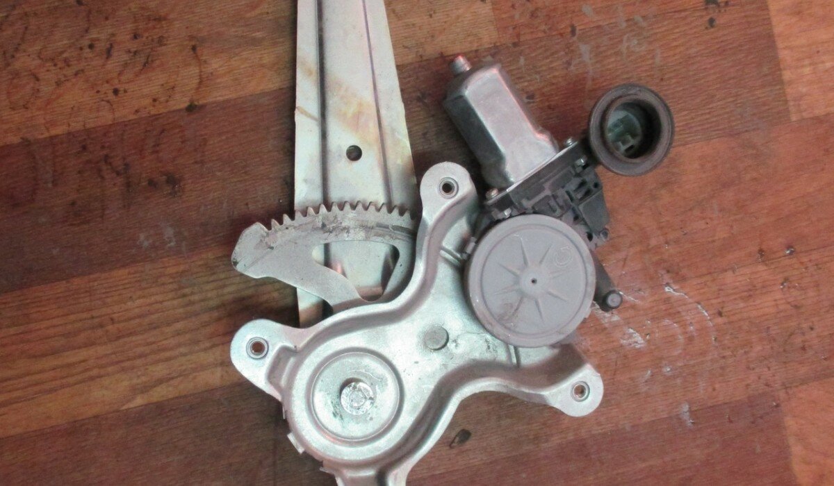 Моторчик стеклоподъемника RAV 4 (40) Toyota