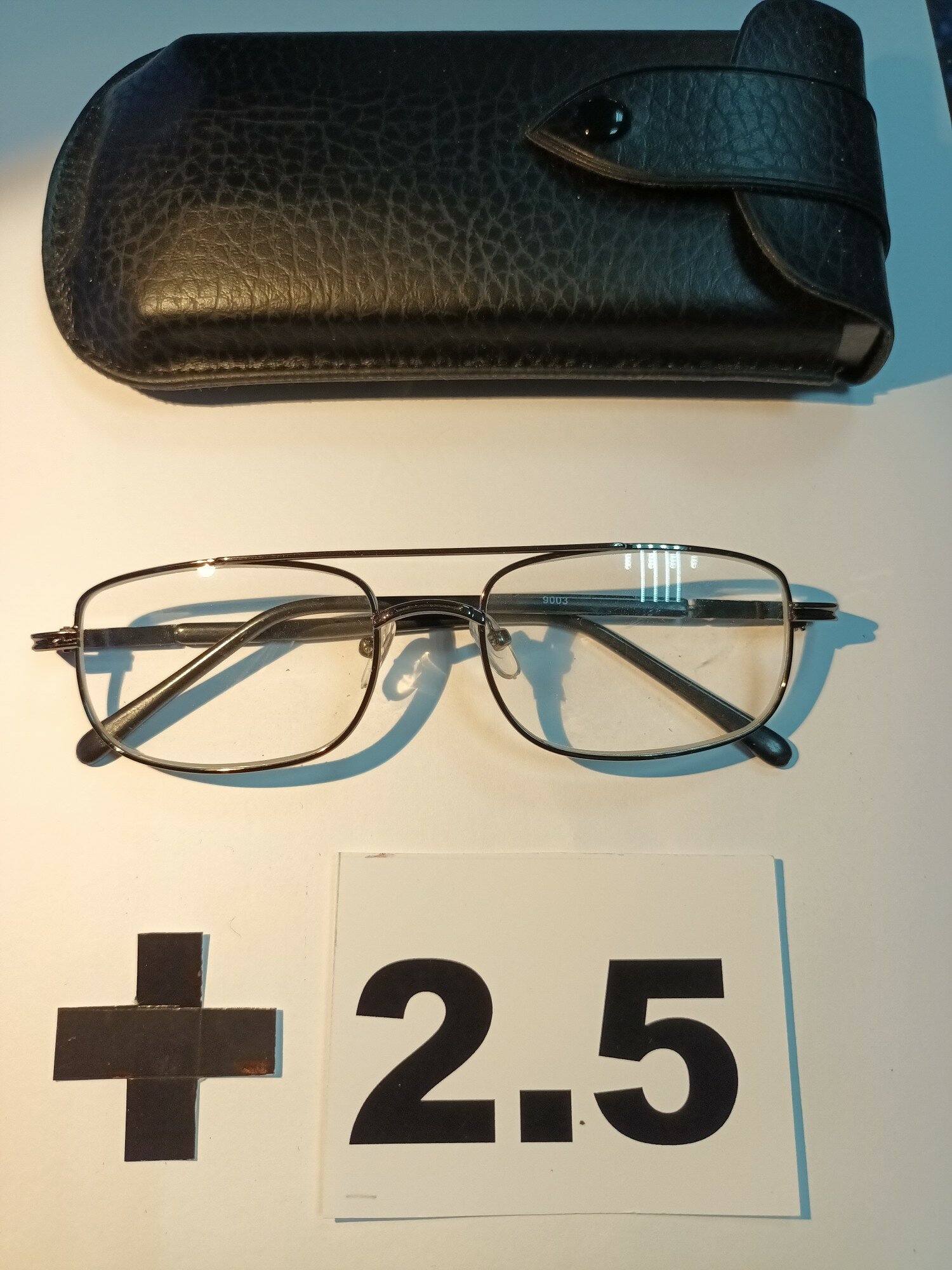 Очки +2.5 Dpp 68-70mm. Линзы прозрачные, стекло. Оправа металлическая серого цвета.