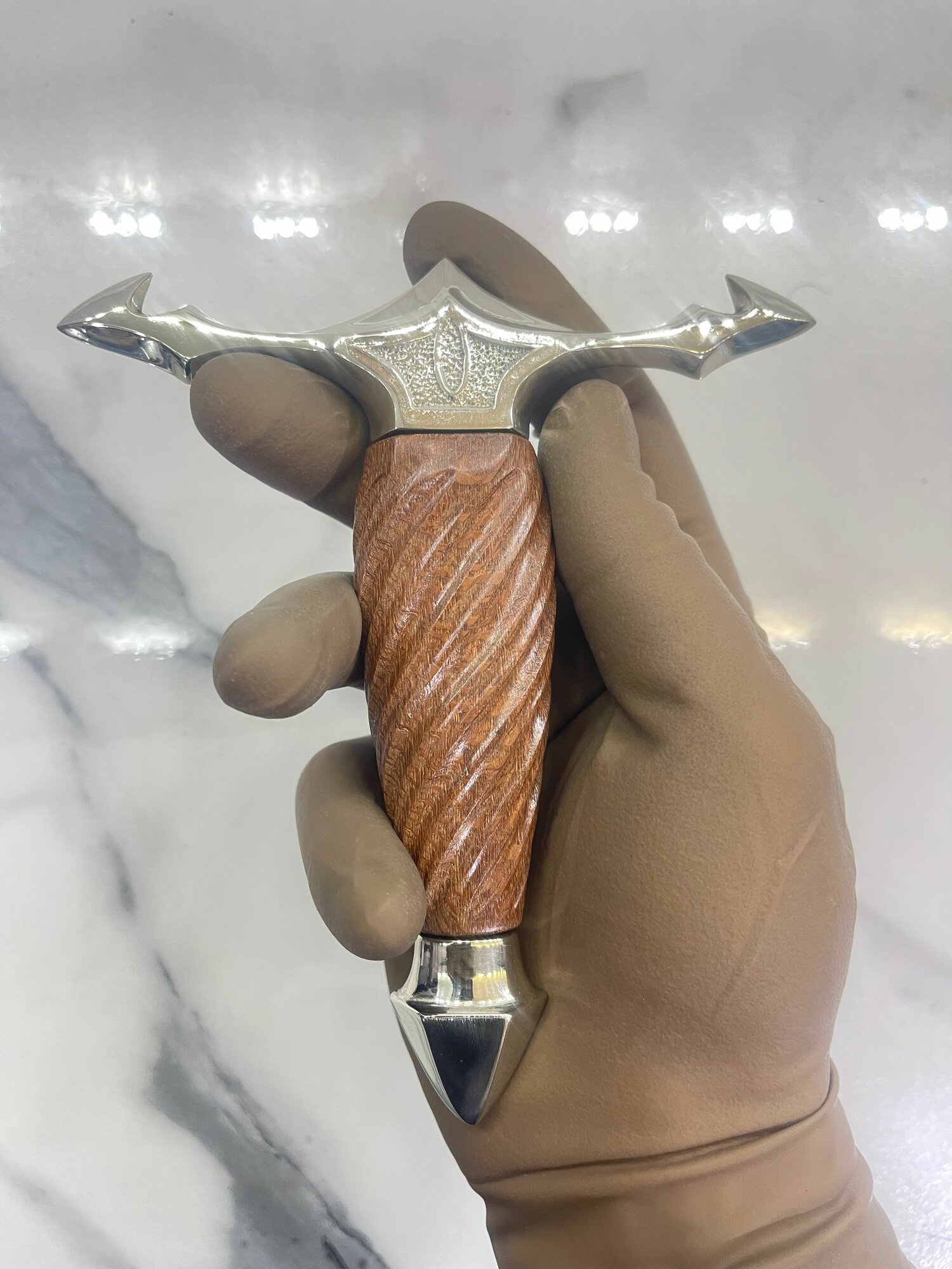 Рукоять для кинжала- 1 в комплекте с гардами. Материалы: Рукоять- дерево лайсвуд. Гарды- мельхиор