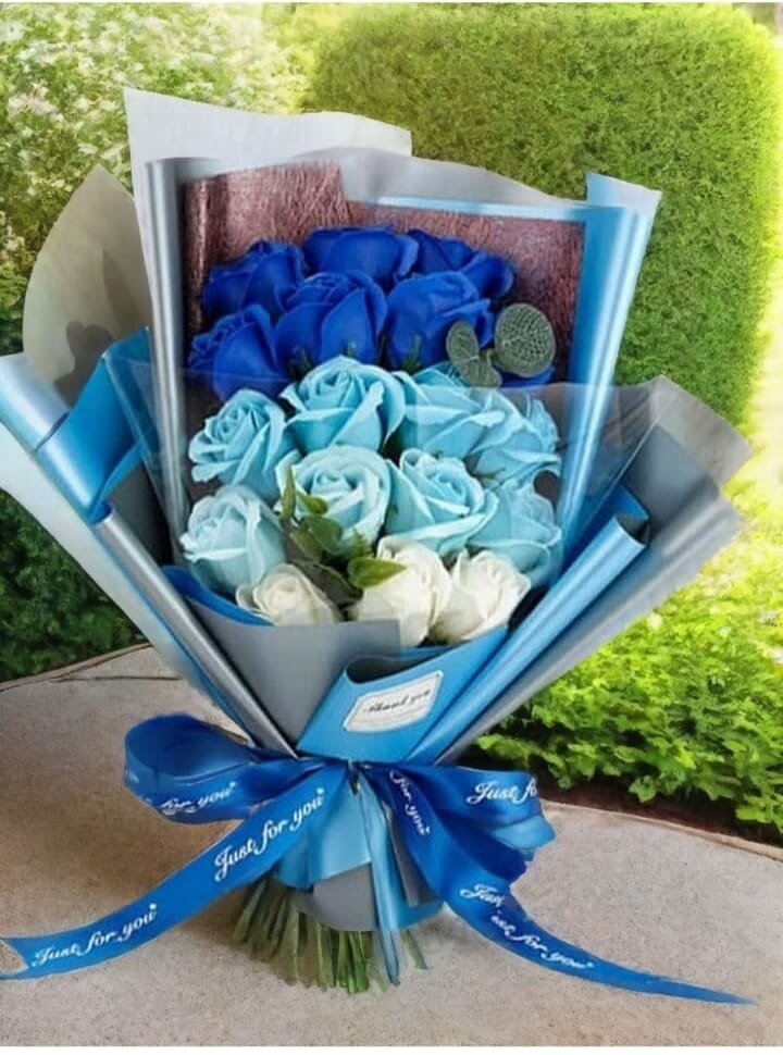 Букет из мыльных роз "Розовый сад", 25-30см, цвет белый/ голубой/ синий, 21 роза