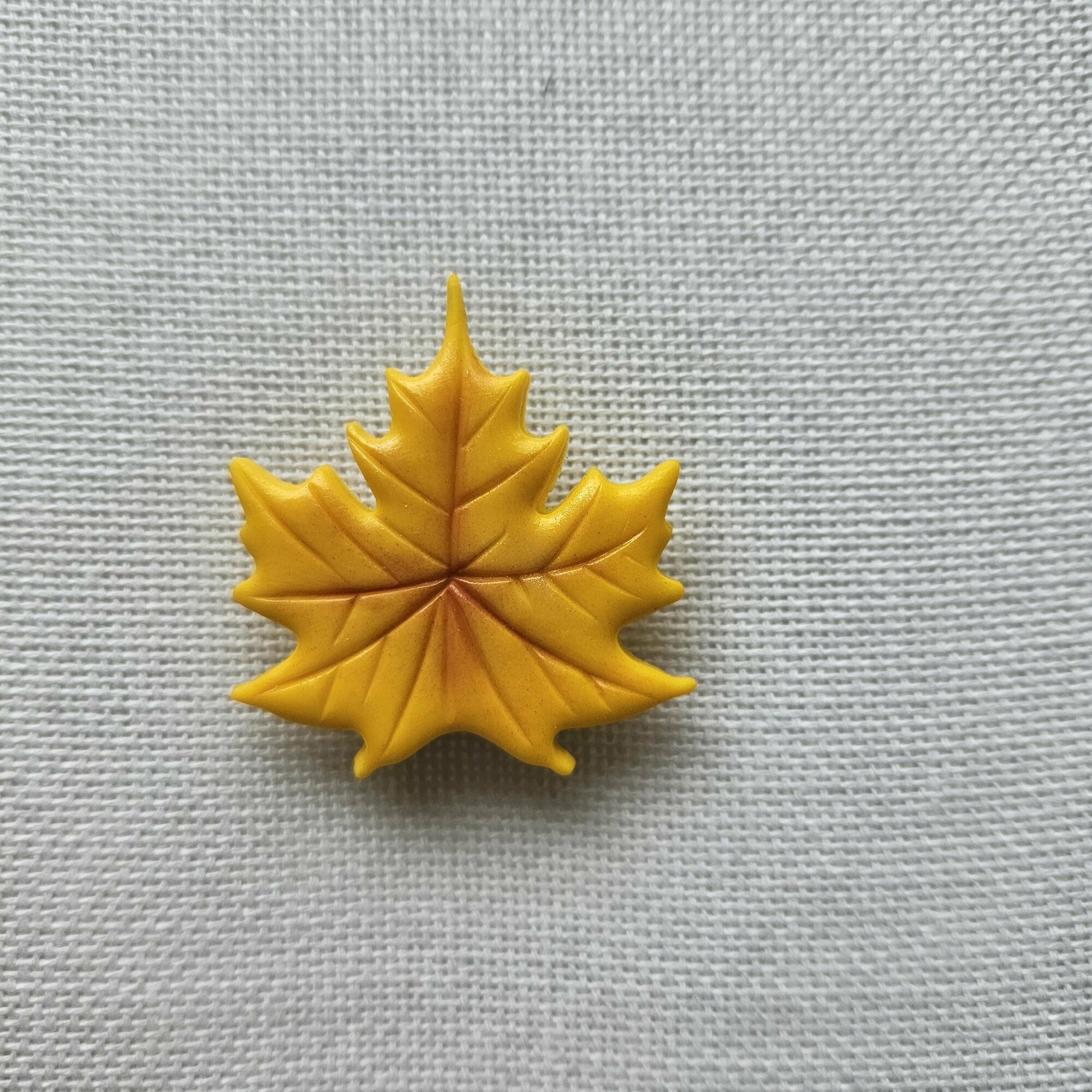 Игольница-магнит/магнитный держатель для игл лист клена желтый