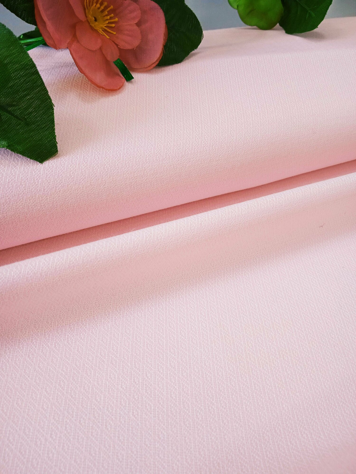 Ткань для шитья . Костюмная смесовая с выработкой ромбики . Цвет нежно-розовый,65%п/э,33% вискоза,2 % спандекс , Италия, отрез длина 1,0 м*ширина 1,50 м.