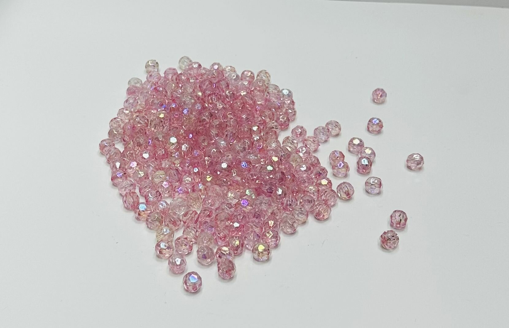 Бусины акриловые круглые, диам 10 мм, в уп.500 гр ( АВ ) св. розовый хамелеон.