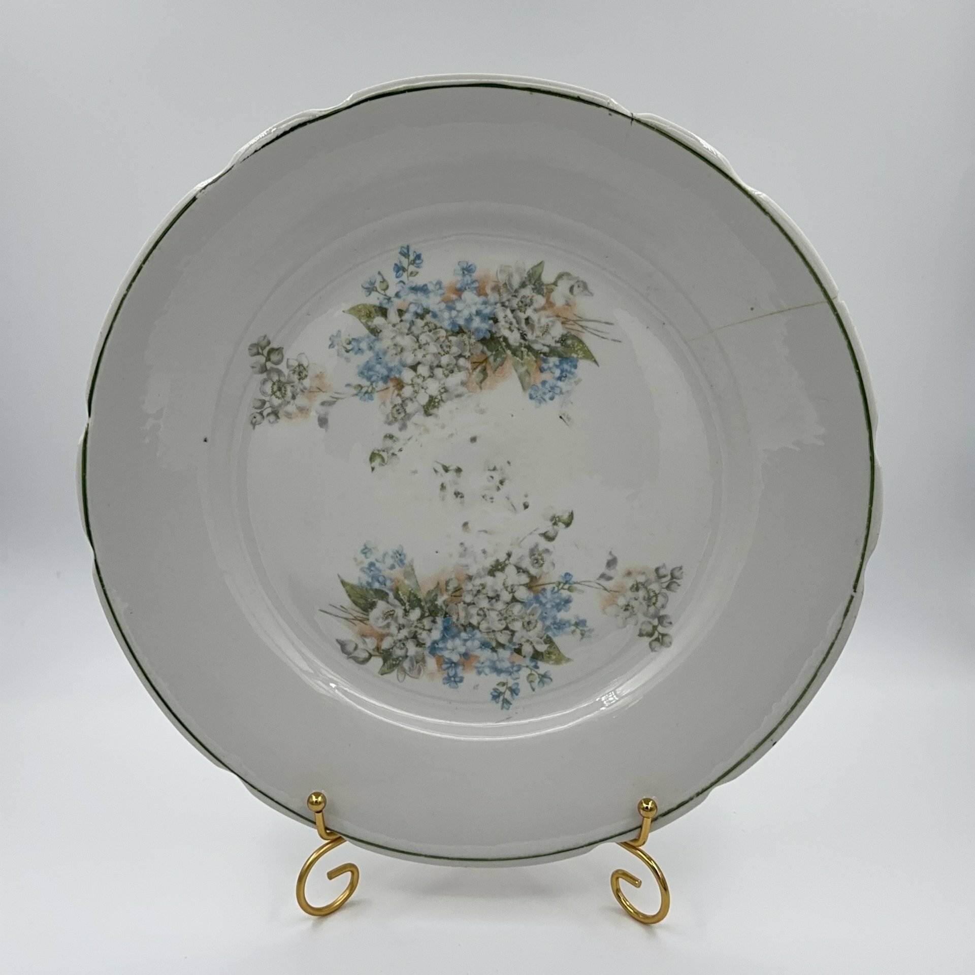 Блюдо круглое с декором в виде сирени, фарфор, деколь, СССР, 1920-1940 гг.