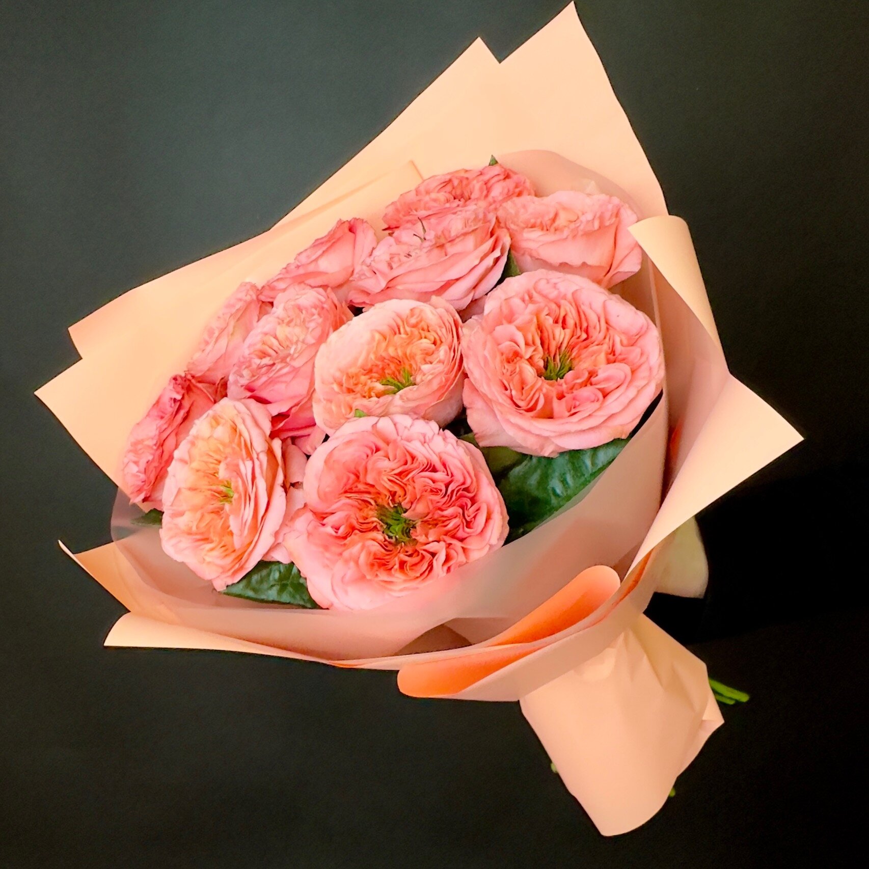 Букет цветов из 11 пионовидных эквадорских роз Мандарин Экспрешн