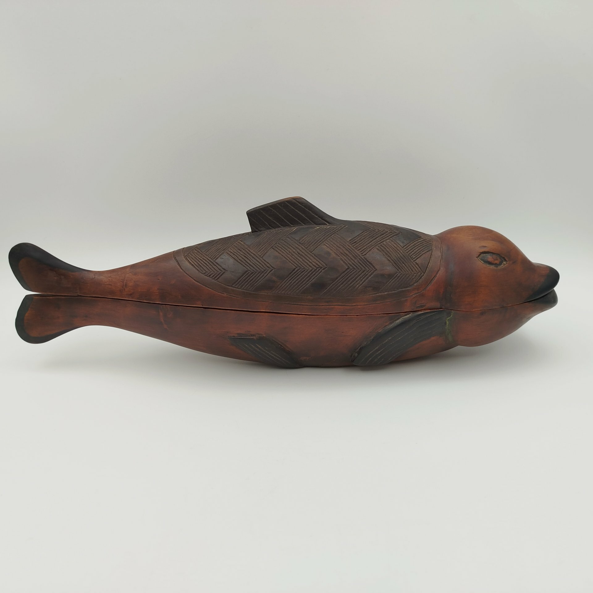 Шкатулка в форме рыбы с дарственной надписью (на французском языке), дерево