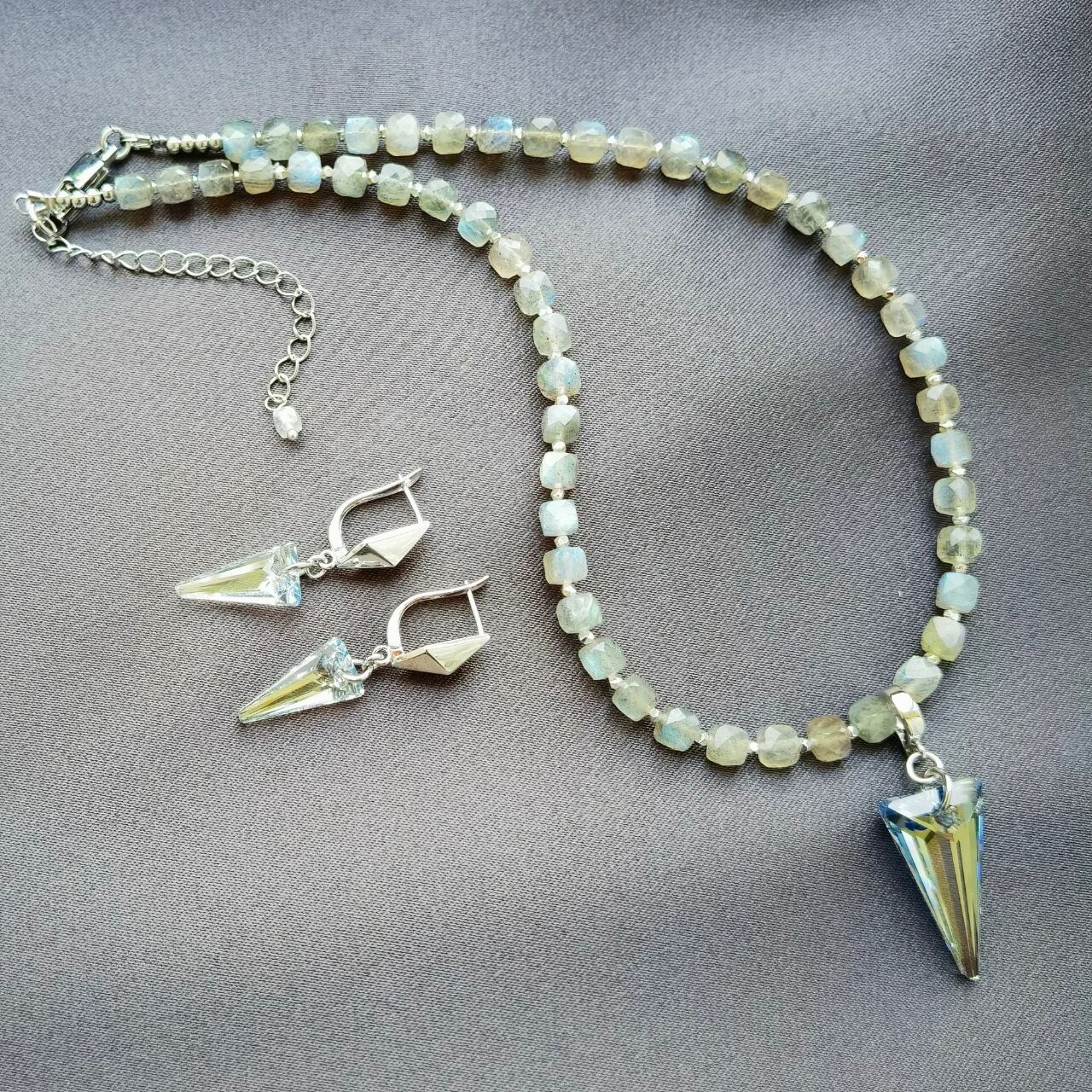 Комплект бижутерии: колье, серьги, подвеска, кристаллы Swarovski, лабрадорит