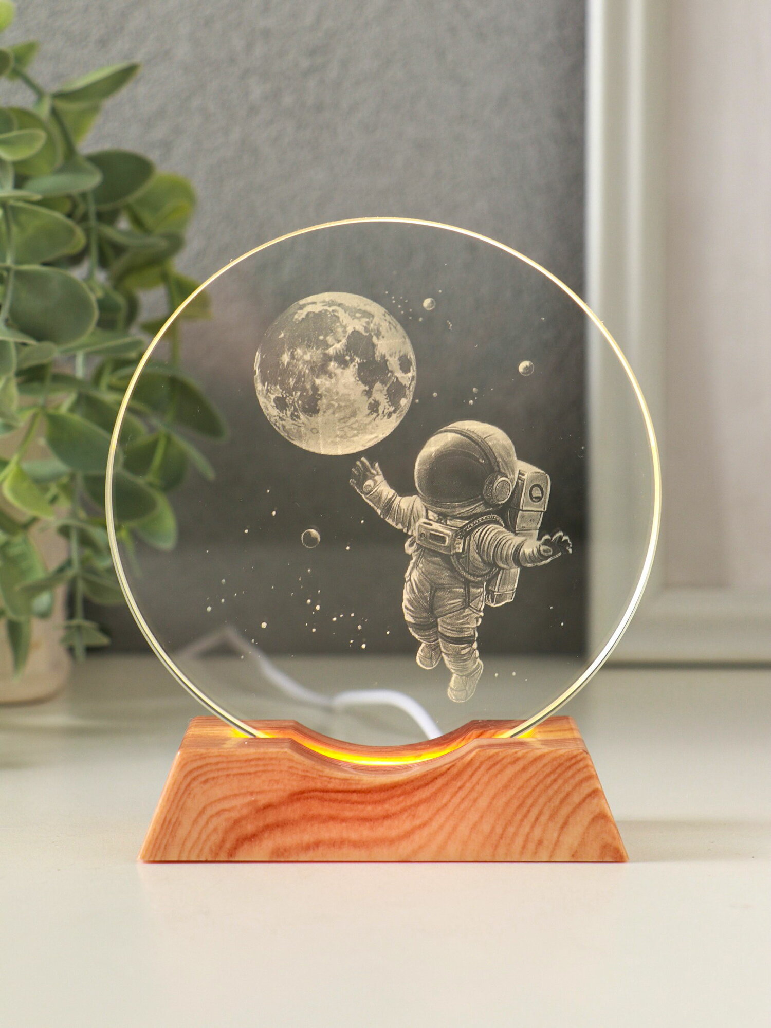 Световая фигурка стекло "Диск. Голограмма: Полёт космонавта", 5xLED, d=10 см, USB, 10x4x11.4 см