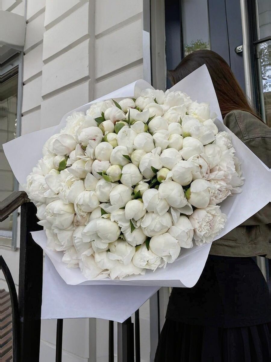 Букет из 101 белого голландского пиона