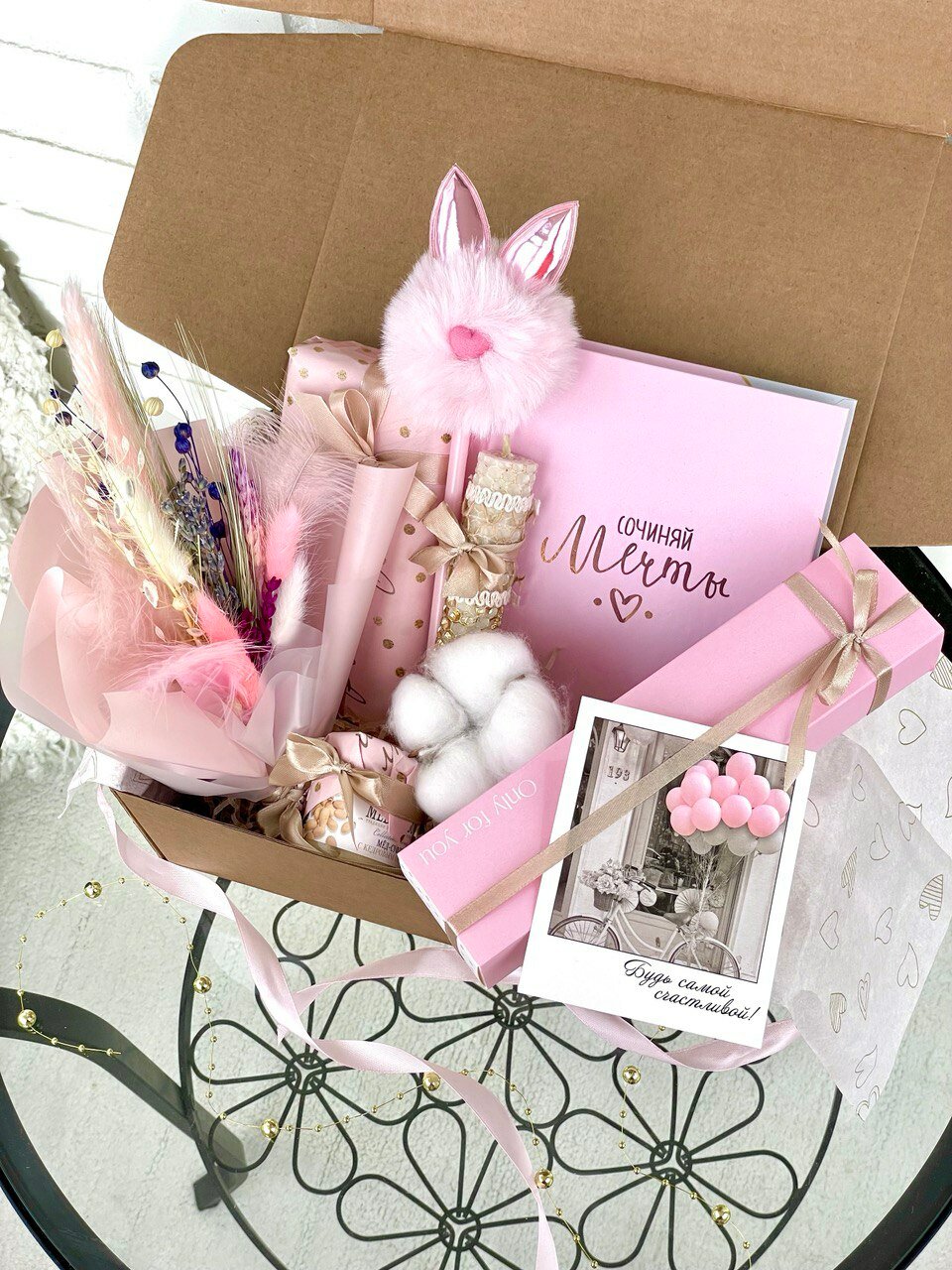 Подарочный набор с Бельгийскими шоколадными конфетами ручной работы, букетиком из сухоцветов, блокнотом, пушистой ручкой и печеньем/Подарочный La Moon набор для девушки/ Подарок на День Рождения