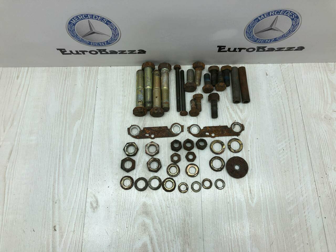 Болт подвески заднего моста Mercedes W116 A1234210071