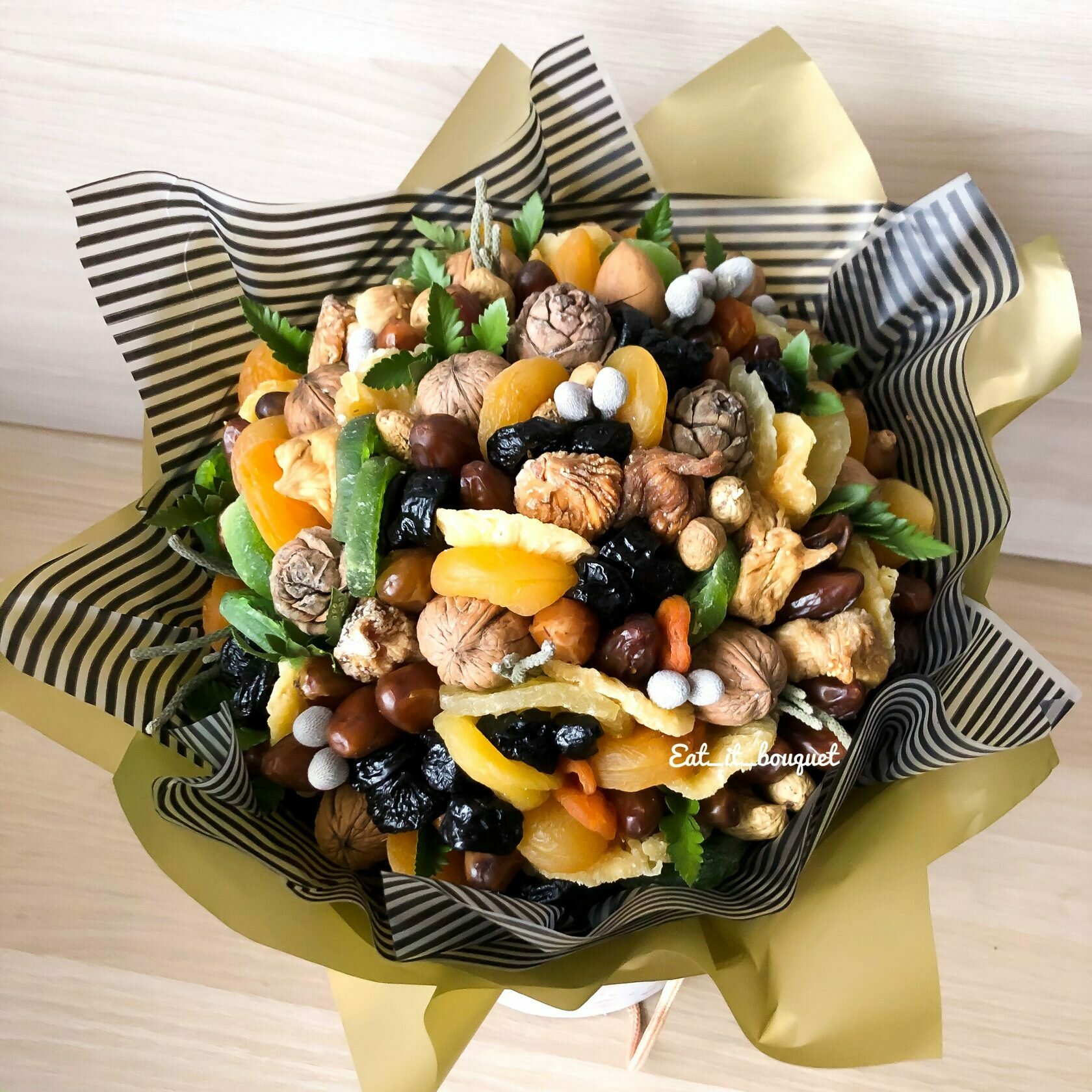 Букет из сухофруктов Eat it bouquet "От всего сердца", стильный подарок