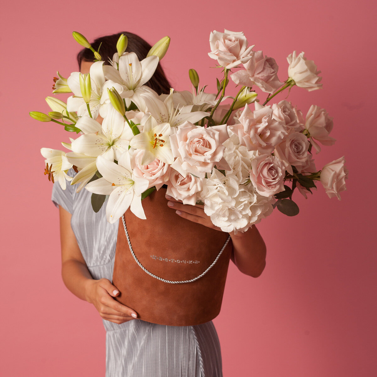 Букет из гортензии, лилий и роз в шляпной коробке №1331