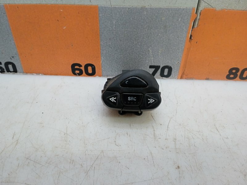 Б/У в рулевое колесо, Ниссан Террано 2 Блок кнопок Nissan Terrano II 2003 2, R20 299324 NISSAN арт. 299324
