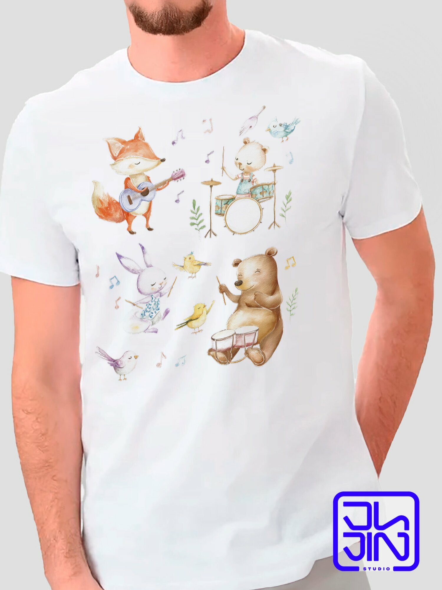 Футболка классическая мужская с авторским принтом Музыкальный веселый разноцветный принт с оранжевой лисой и смешным медведем, белый хлопковый трикотаж с прикольным рисунком на груди
