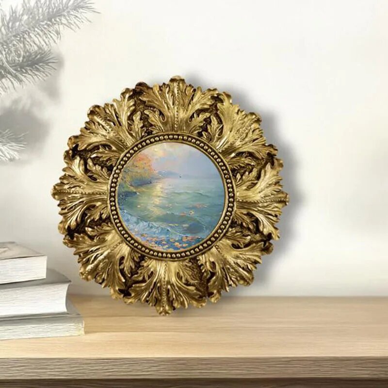 Круглая фоторамка из смолы золотого цвета