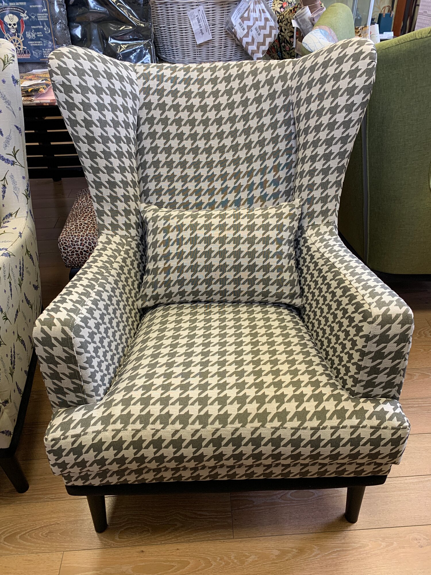 Кресло с подушкой, гобеленовое классическое, с ушами "Пье-де-пуль"