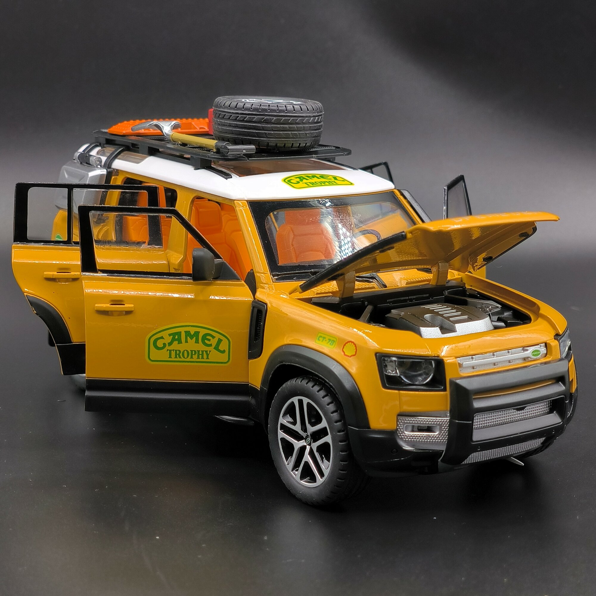 Машинка Land Rover "Defender" 1/24 со звуковыми и световыми эффектами