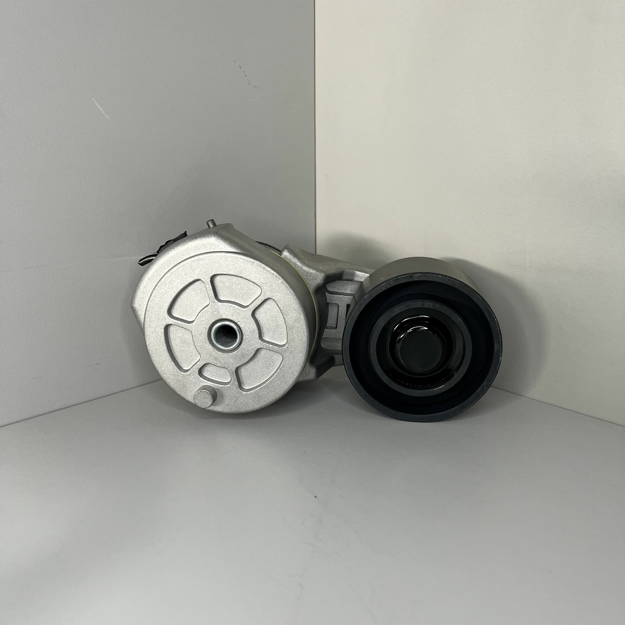 Ролик натяжной насоса водяного в сб. WP10 336л. c. Shaanxi (Shacman) F3000