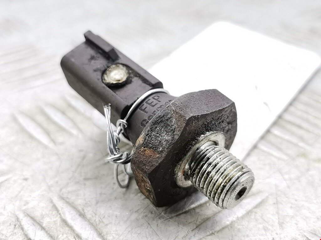 Датчик давления масла Volkswagen Passat 6 038919081D арт. 2181516