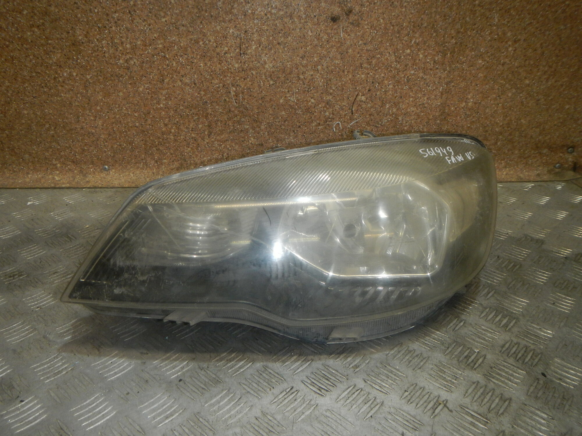 Б/У Фара левая, FAW (ФАВ)-V5 (13-17) FAW (ФАВ) V5 (13-17) Царапины, трещина на креплении, следы ремонта на креплении. 56...