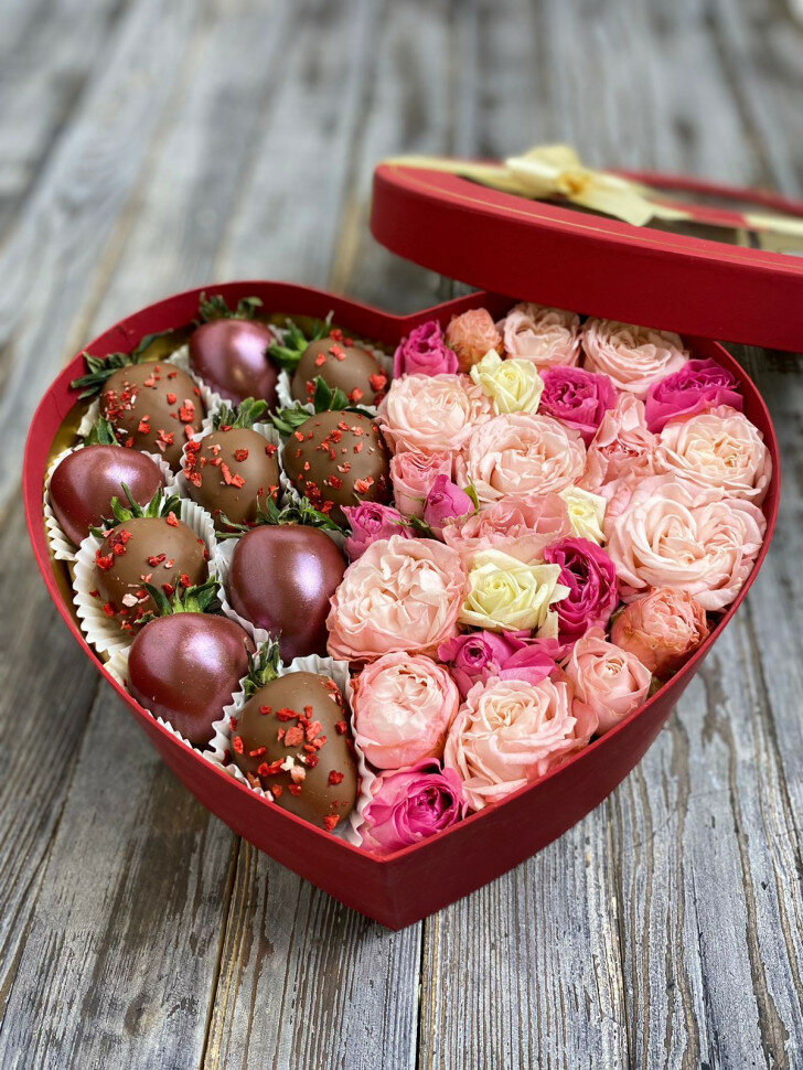 Кустовая роза и клубника в шоколаде в подарочной коробке Сердце (BuketOnline)