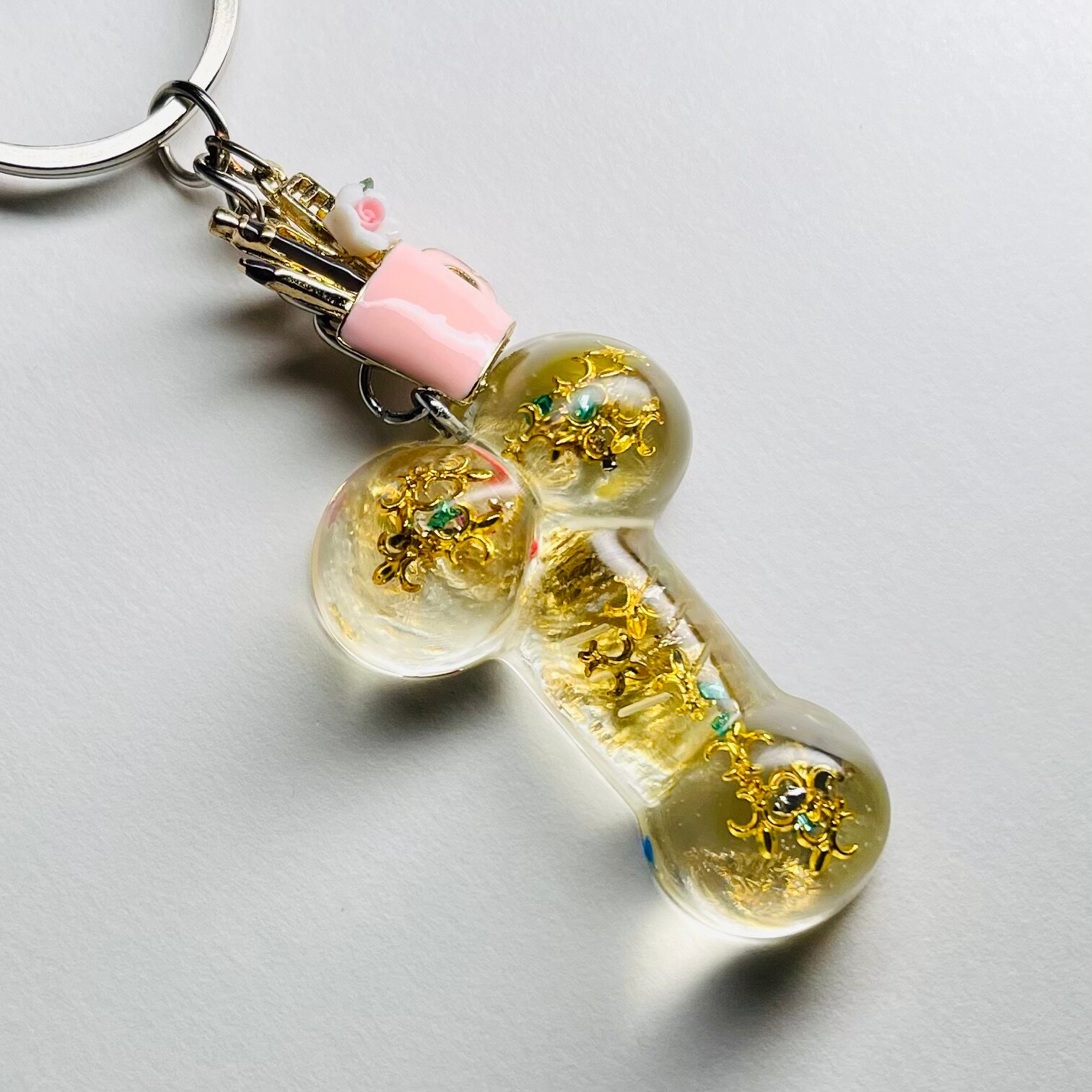 Креативный брелок в форме пениса, инкрустированный лепестками, декором, камнями и поталью EVTUSHENKO ART.