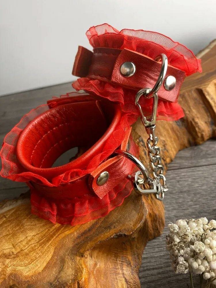 Наручники красная кожа красные рюши Индиго Наручники красная кожа красные рюши