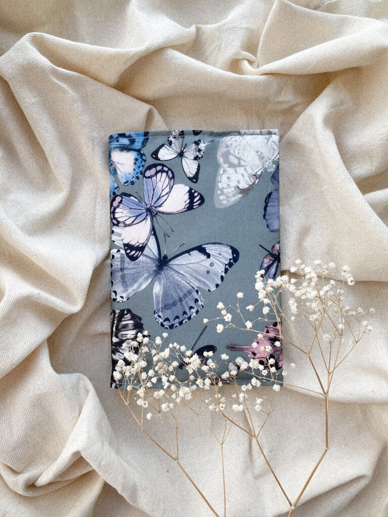 Многоразовая обложка для книг из водоотталкивающей ткани с принтом.