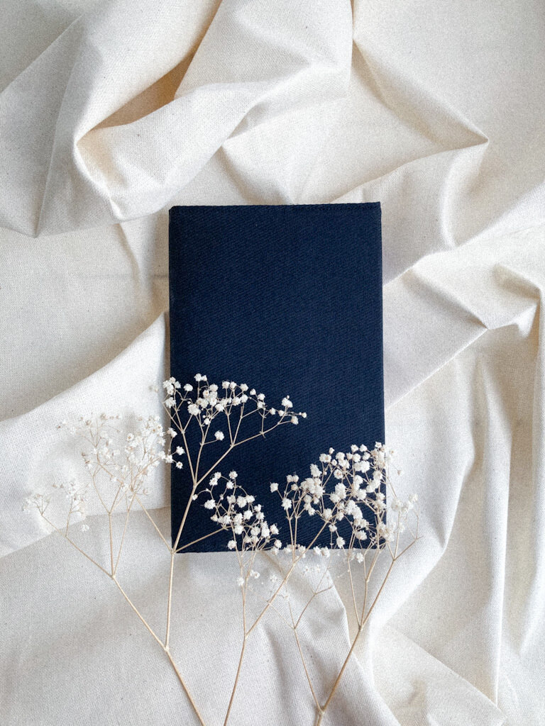 Многоразовая обложка для книг из черной хлопковой ткани.