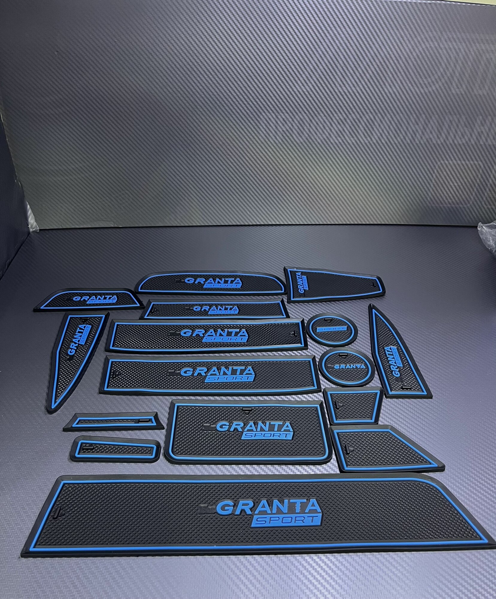 Комплект ковриков панели приборов и консоли на Лада Гранта Sport 2190 черно-синие