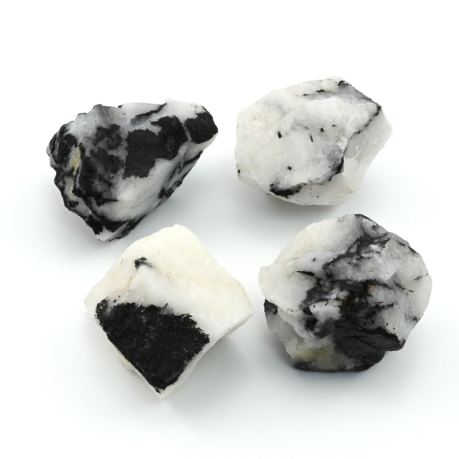 Минерал кварц с включением турмалина шерл 47*48*34мм .