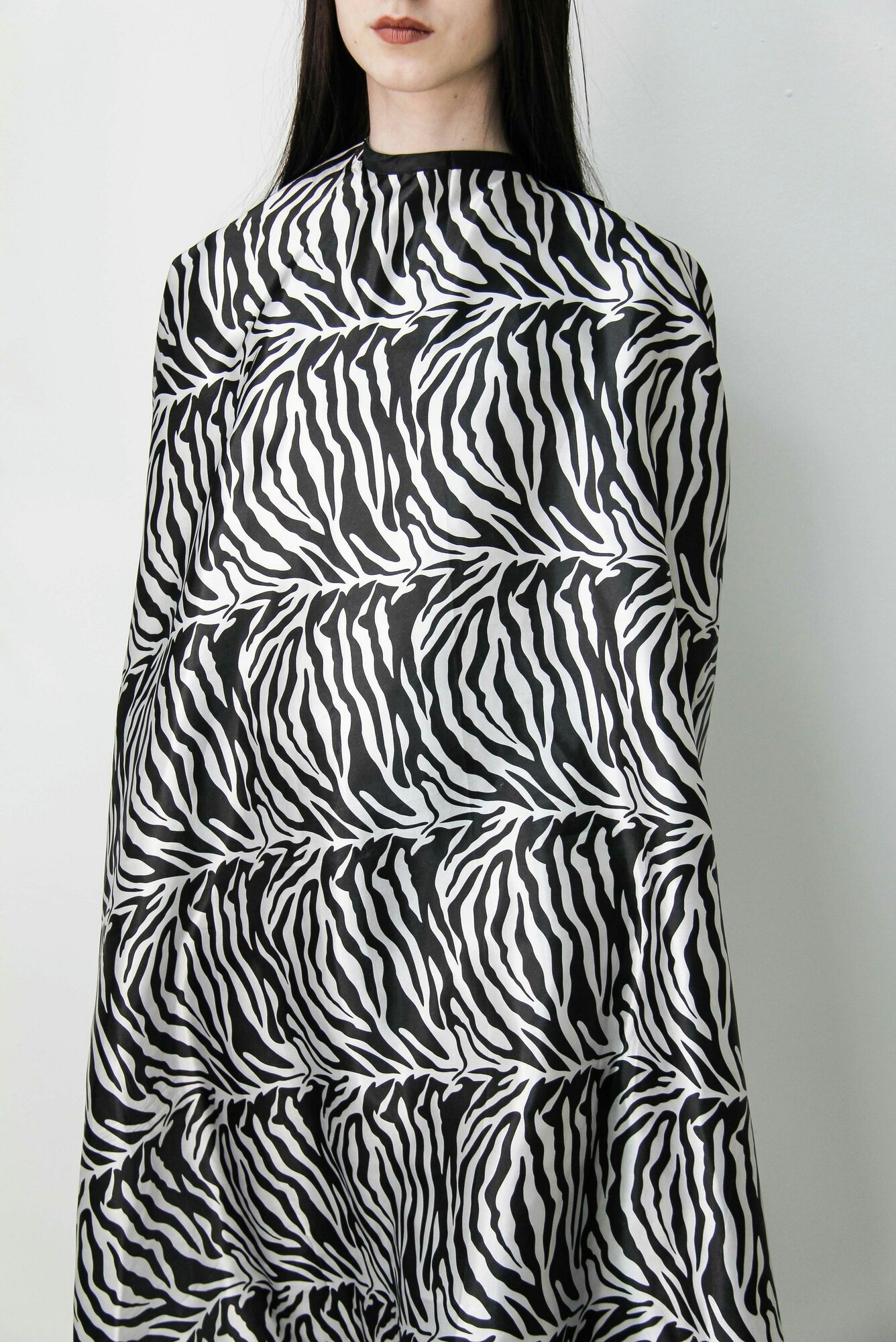 Пеньюар парикмахерский Зебра на кнопках черно белая,142х118см