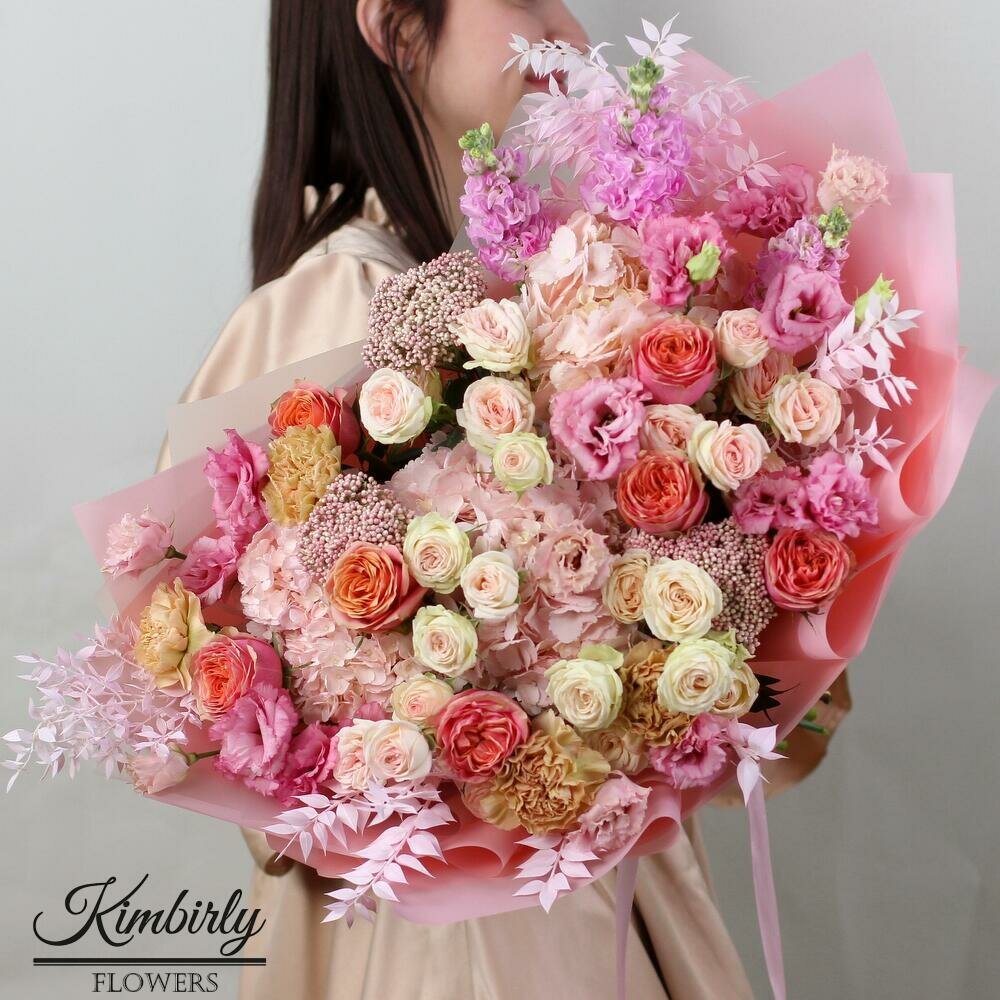 Большой букет живых цветов из кустовых и одноголовых роз, маттиолы, эустомы, гортензий, гвоздик, озотамнуса, цвет розовый, персиковый, пионовидые розы Кахала арт 287