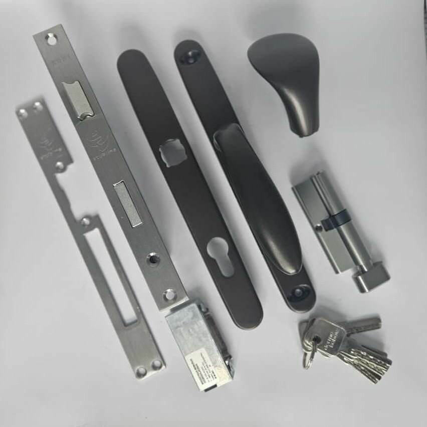Надежный комплект для калитки (ручка ухват, темно-коричневая, ral 8019 (RR32) + замок STUBLINA с личинкой DORMA 60 + электромагнитная защелка)
