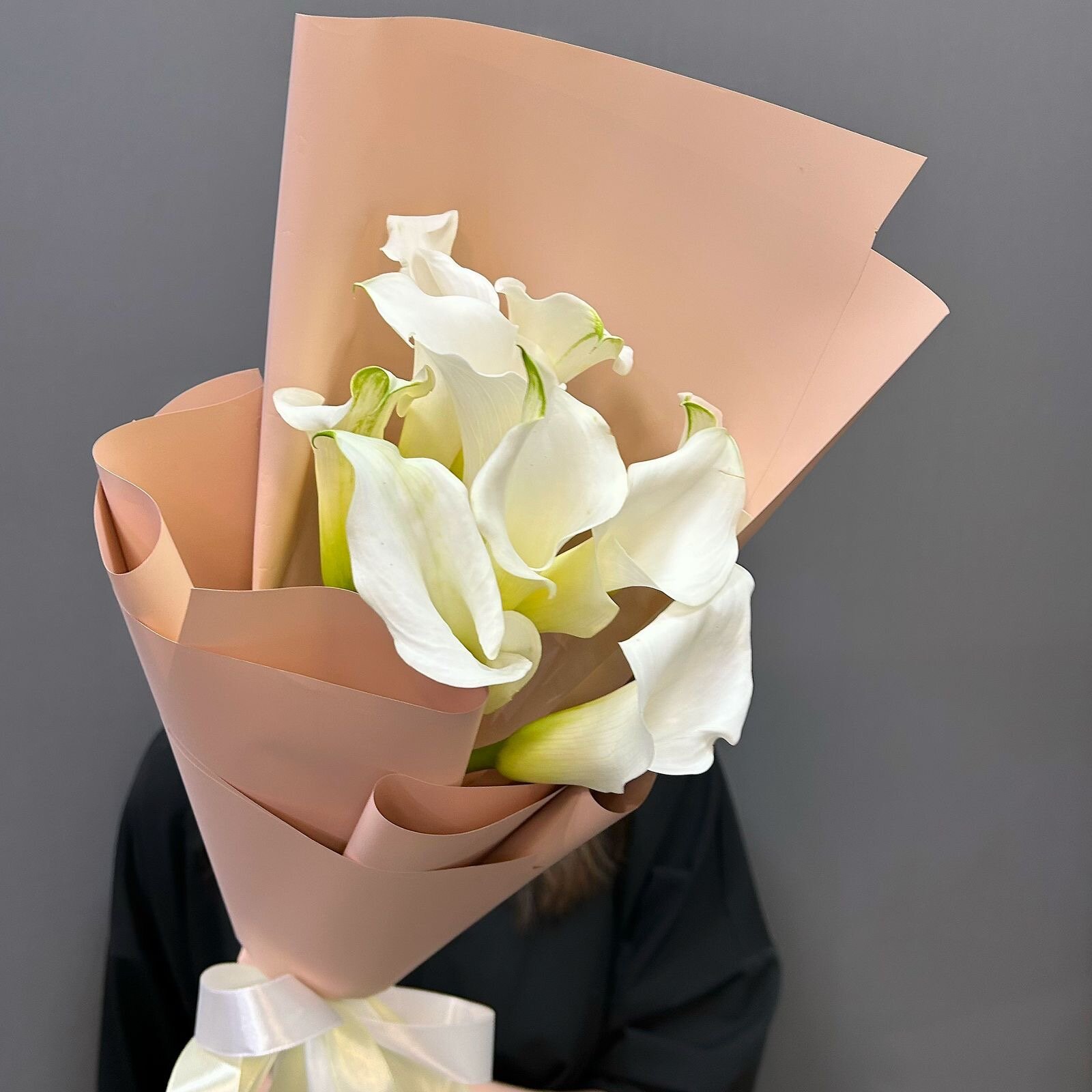Монобукет FLOWELLE, 9 белых калл в бежевой матовой плёнке, S