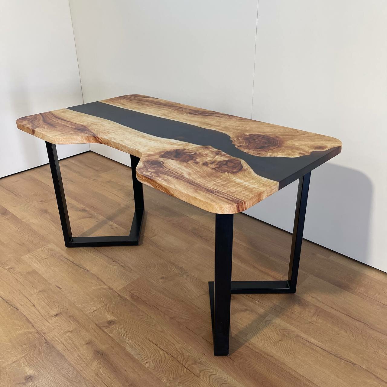 Стол письменный компьютерный с вырезом THETABLE•RU 140х80 см 3.35/3.1
