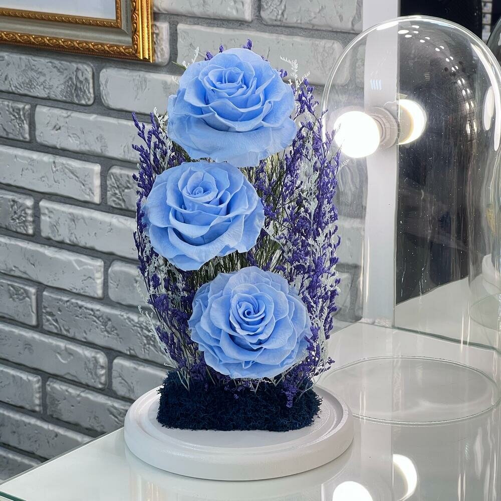 Композиция в стекле "Небесная рапсодия"из стабилизированных голубых роз в подарочный коробке с вау-эффектом 31см